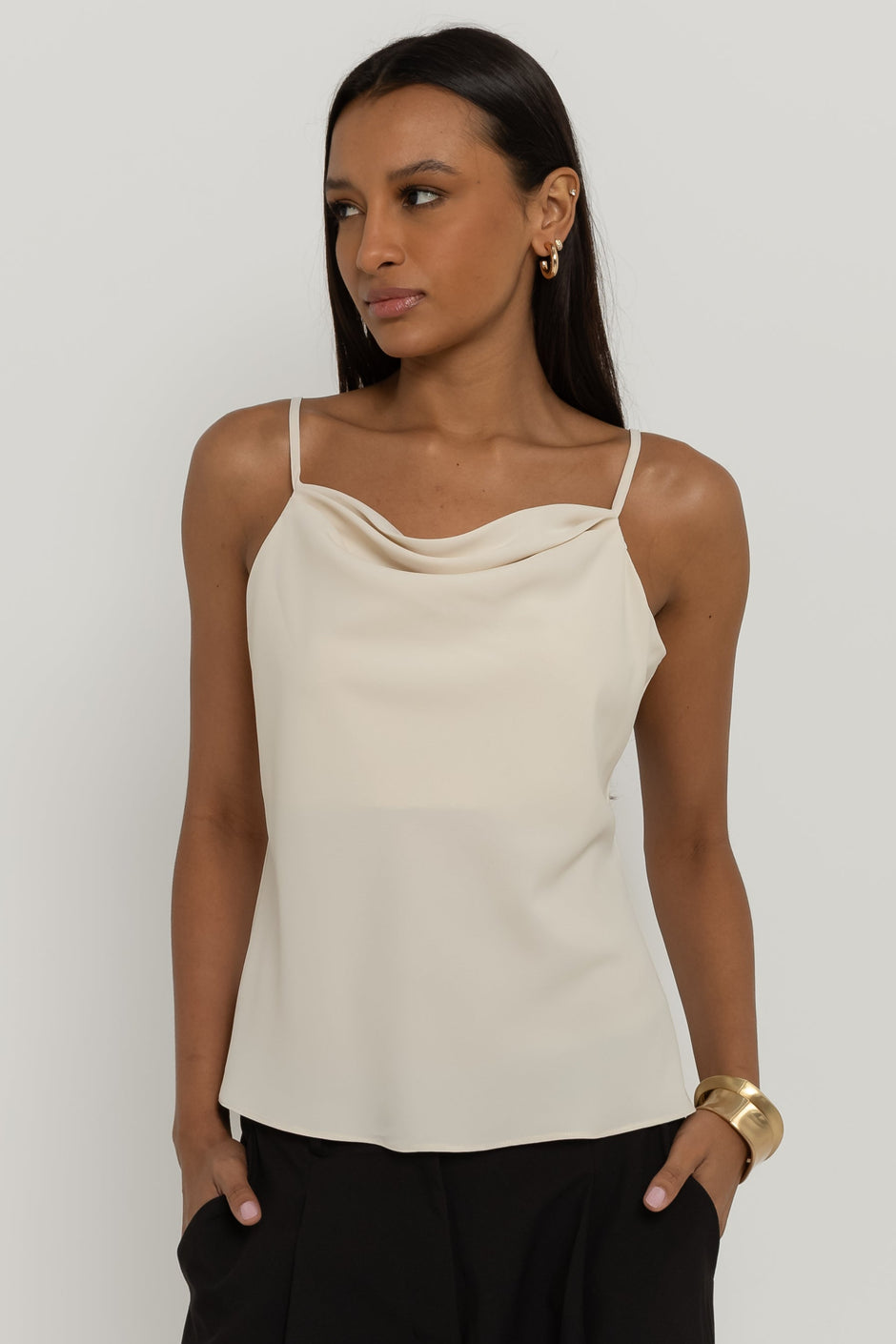 Moda feminina elegante, atemporal, com designs e fabricação própria ...