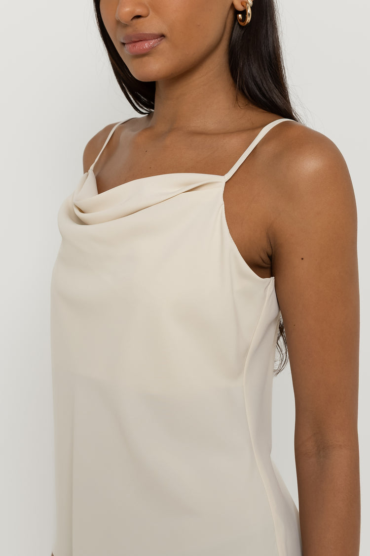 Moda feminina elegante, atemporal, com designs e fabricação própria ...